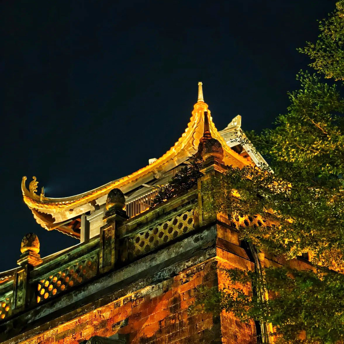 Ngắm nhìn Hoàng thành Thăng Long về đêm - HOÀNG THÀNH THĂNG LONG
